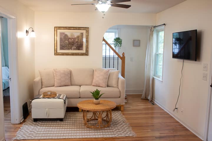 Newly Renovated, Cozy 3 Br Home - Independence