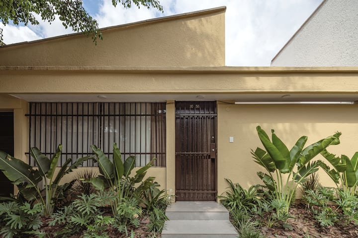 Hermosa Casa De Diseño Con A/c Y Parqueadero - Medellín