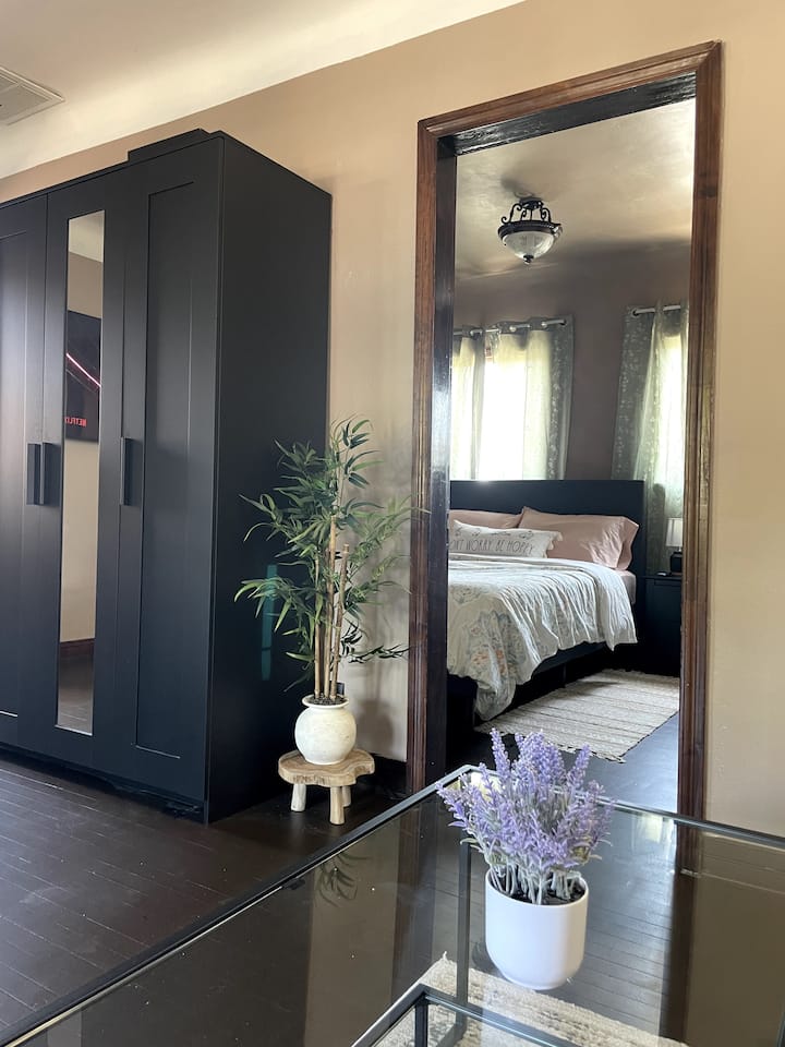 Charming 1 Bedroom Unit  In West Hollywood ! - West Hollywood, CA