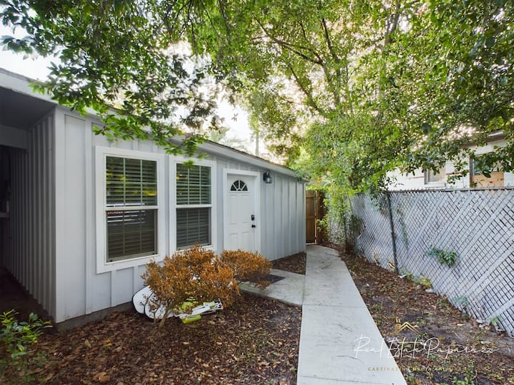 The Perfect One Night Stay Studio - Jacksonville, FL