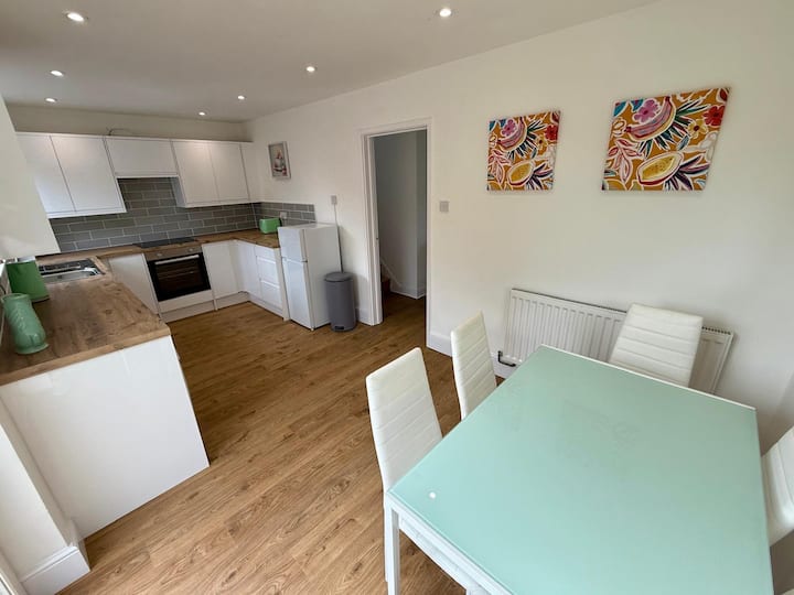 Hamble House 3 Bedrooms - 5 Beds - Bedford, Royaume-Uni