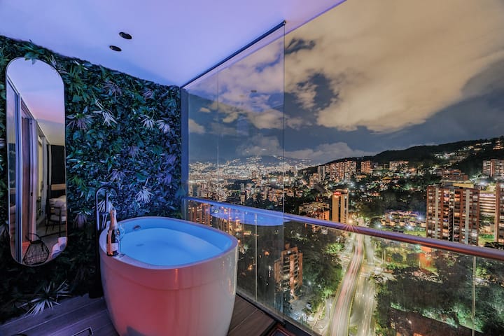 Luxury 24th Skyline • Private Bathtub • Pool & Gym - Medellín