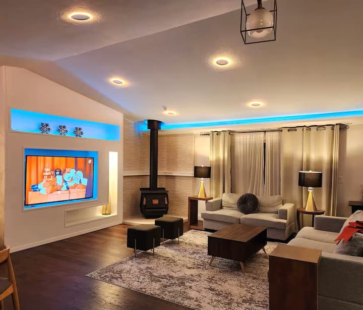 Open Concept Suburban Holiday Gathering Ready - 倫頓