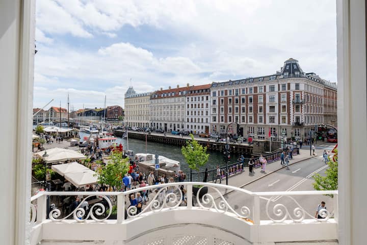 Canal Views From Newly Renovated Nyhavn Apartment - Copenhague