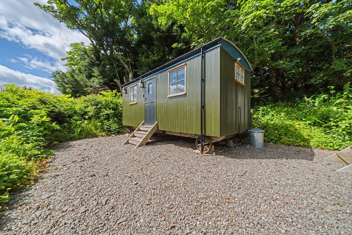 Large Shepherd’s Hut With Sea Views - Skye