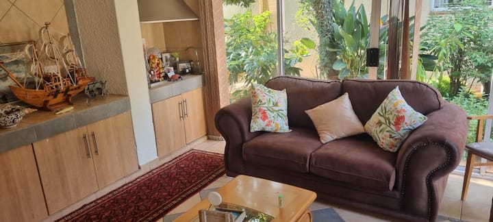 7 On School: Guesthouse 2 Bedroom 2 Bath & Kitchen - Edenvale