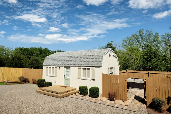 Private Luxury Cottage Getaway Hot Tub & Fire Pit! - Stillwater, OK