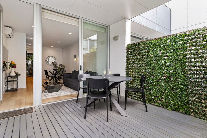 Peaceful Apartment With Courtyards & Carpark - Auckland