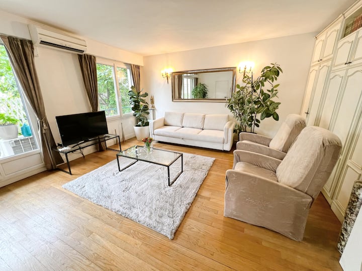 Entre Tour Eiffel Et Champs ÉLysées - Paris