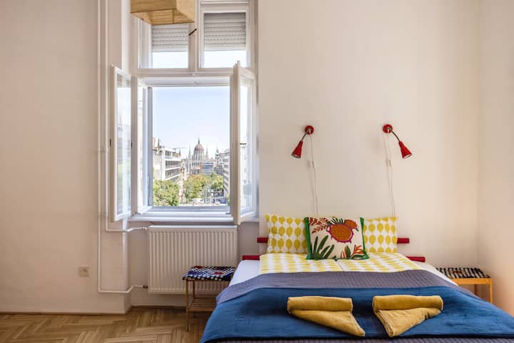 Central Apartment With Stunning Parliament Views - Budapest