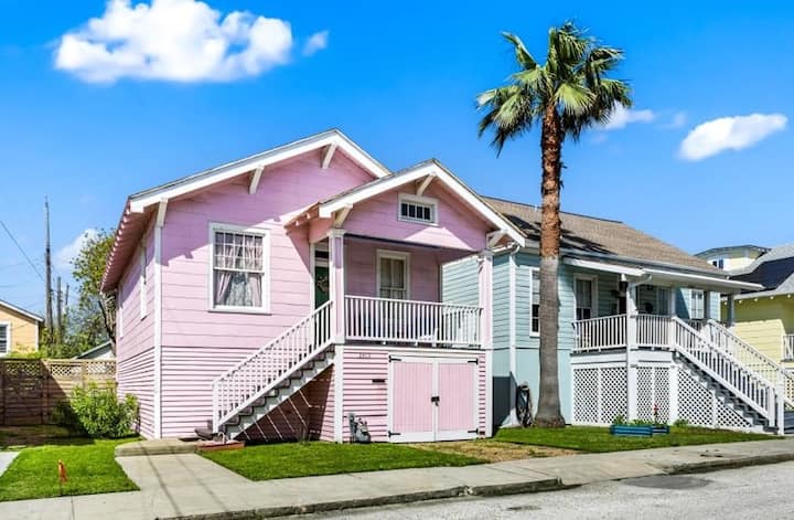 The Pink Cottage - Walk To Beach - Family Getaway - Seawall Boulevard, TX