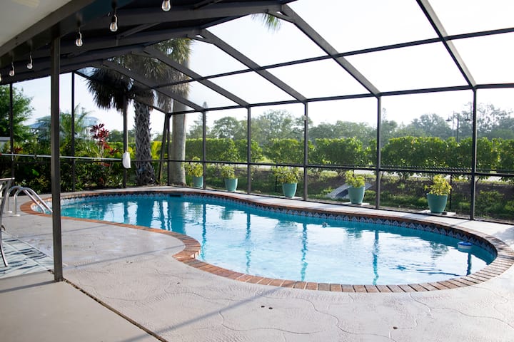 Welcome To Your Tropical Getaway! - Bradenton, FL