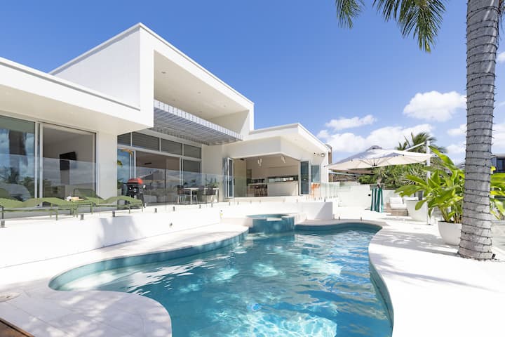 Luxury Waterfront Capri Home & Heated Pool - Surfers Paradise