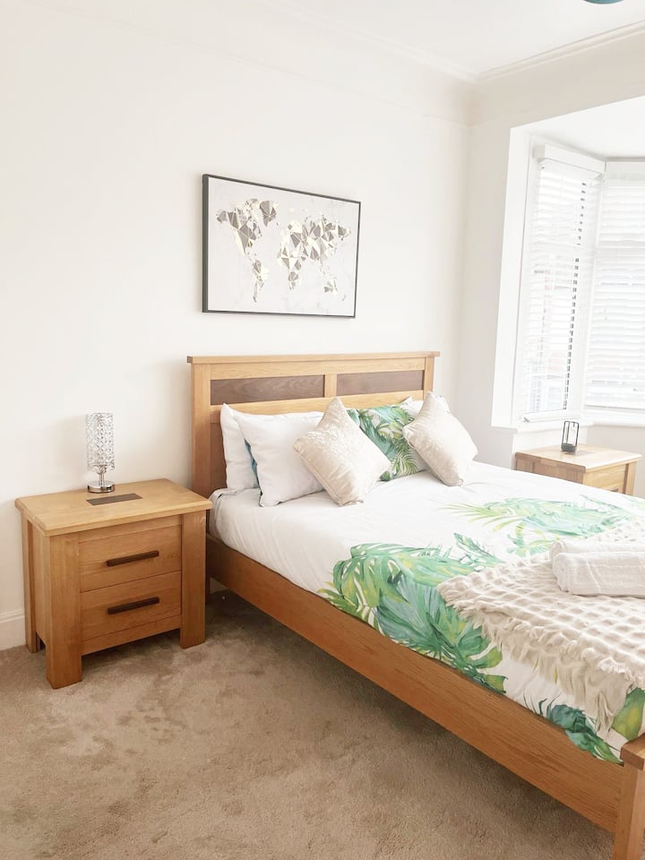 10% Off |7 Nights |Guests 7 |Free Wi-fi |Parking - Southend-on-Sea