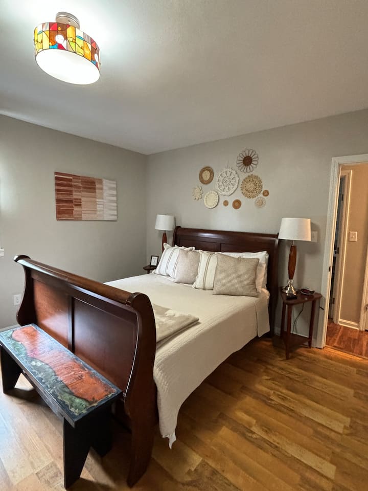 Riverside Retreat - Steps To The River & Main St - Clifty Falls State Park, Madison