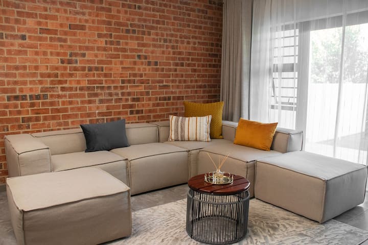 20 Elizabeth Place-waterfall, Power Back-up & Wifi - Midrand