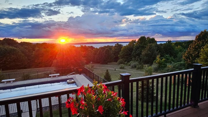 Traverse City Estate Home & Pool - Bonobo Winery