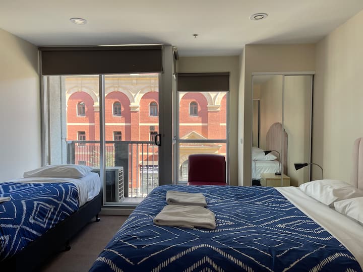 City Studio | King + Single Beds | Free Wifi - Melbourne