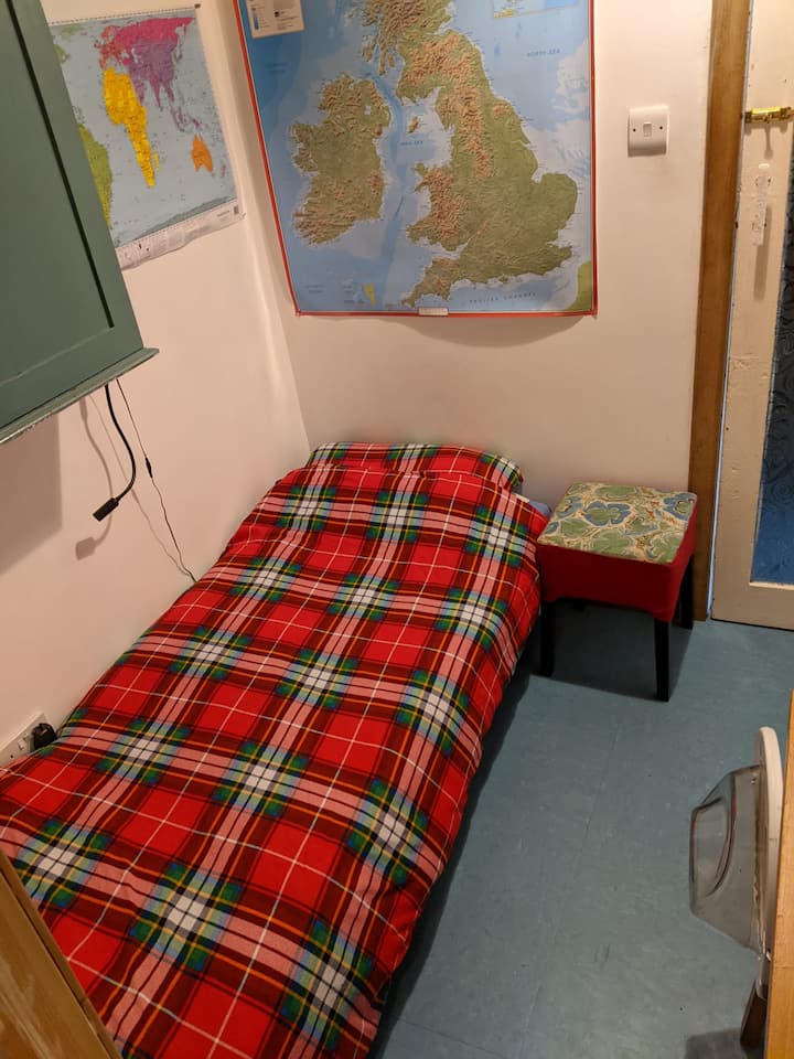 Comfy Very Wee Room With Ensuite Bathroom - Edinburgh