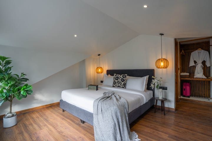 Cute Attic On Terrace @ Standout Suites - 마날리