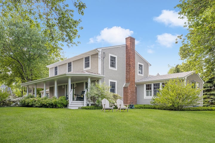 Spacious Watefront Jamestown Village Home - Jamestown, RI