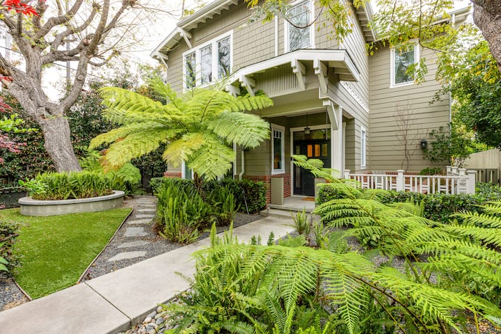 Hollywood, Bunglow Home, Spacious, Pool - Los Angeles, CA