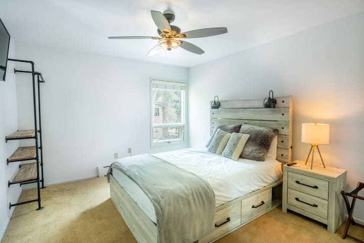 Local's Condo In Vail, Steps From Ski Shuttle - Vail, CO