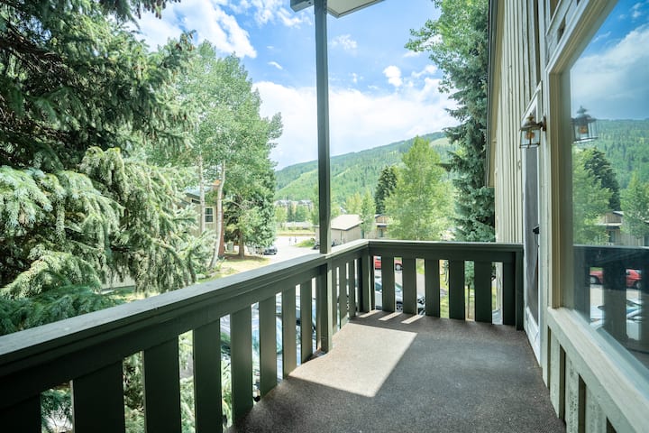 Local's Condo In Vail | Steps From Ski Shuttle - Vail, CO