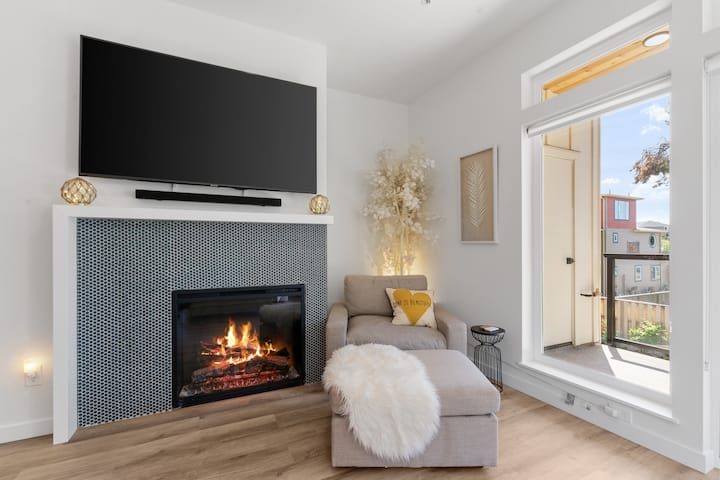 Cozy Bayview Escape W/ Fireplace + Walk To Beach - Lincoln City, OR