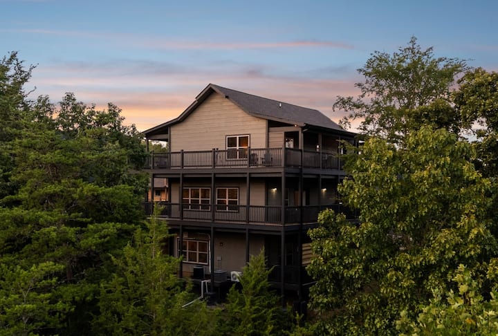 Spacious Wrap Around Decks Cabin W/ Pool & Hot Tub - Sevierville, TN