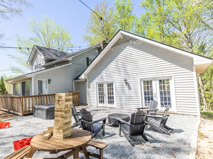 Modern Mountain Retreat With Game Room & Hut Tub! - Hendersonville, NC
