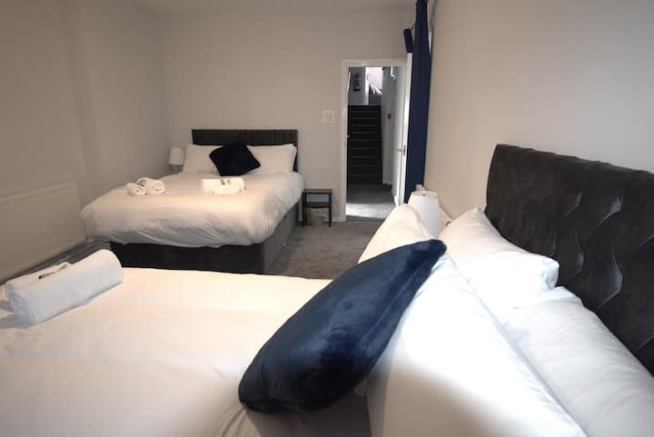 2 Large Beds-family Room & Sofabed, Queens Belfast - Belfast