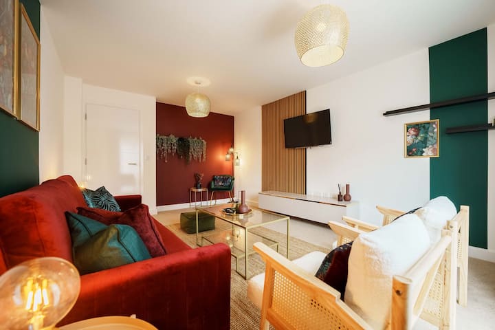 Superb 4br New House - Leeds