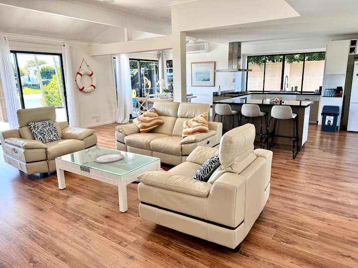 Broadbeach Home 5 Bed 3 Bath Waterfront Sleeps 11 - Gold Coast