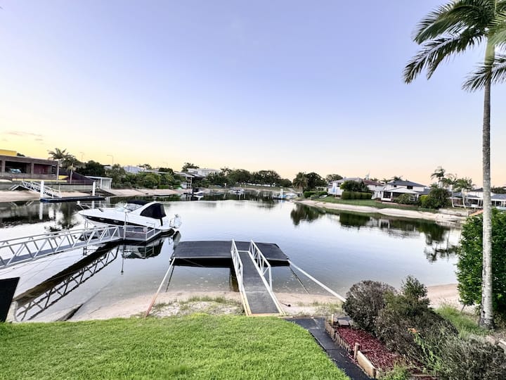 Broadbeach Home 5 Bed 3 Bath Waterfront Sleeps 11 - Gold Coast