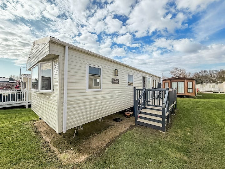 Caravan With Decking In Suffolk, 20028bs - Gorleston-on-Sea