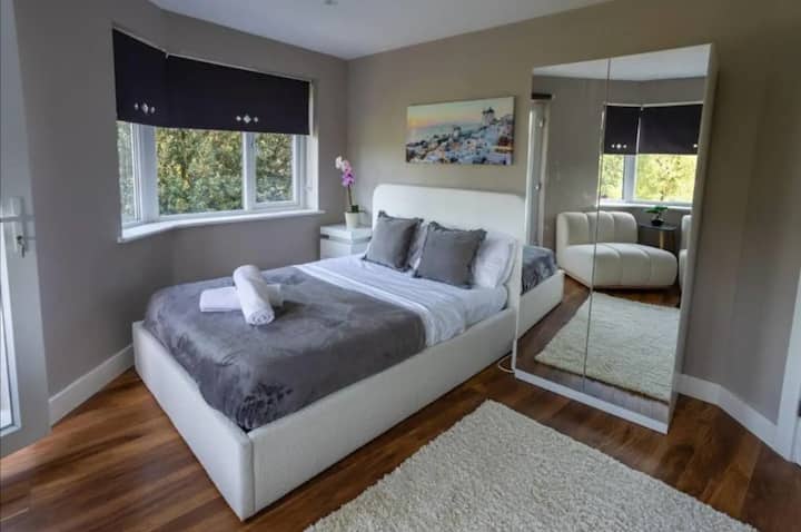 Modern Town Center Room With Balcony, Near Beach - Bournemouth