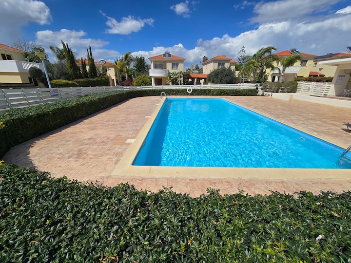 Sunrise Garden Retreat, 4br, Sleeps 8, Pool Access - Cyprus