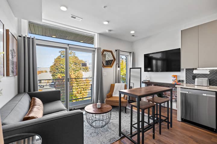 Cozy 1br W/balcony + Views + H St + Union Market - Washington, DC
