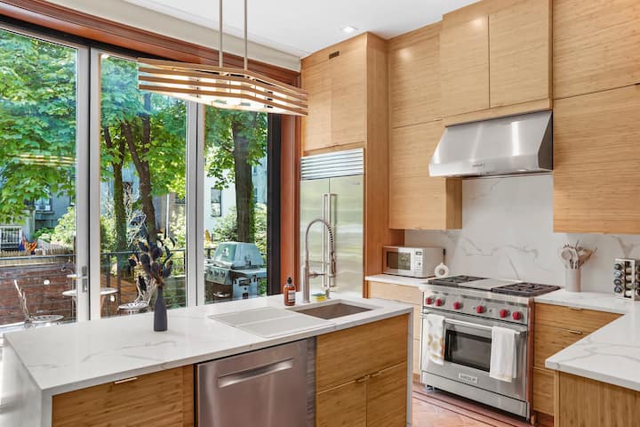 Large Upscale 6br 4.5ba~backyard~chef's Kitchen - New York City