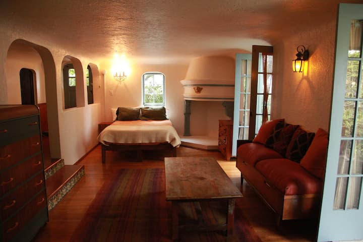 Charming Silver Lake Getaway With Spacious Porch - Los Angeles, CA