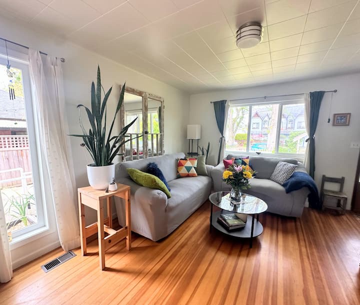 Oceanview Retreat Only Steps From The Beach - Victoria