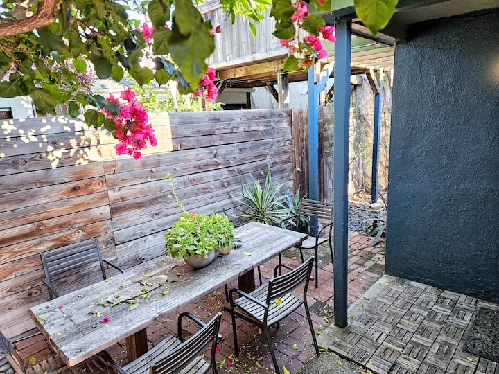 Old North Hollywood Arts District - W/patio Garden - Los Angeles, CA
