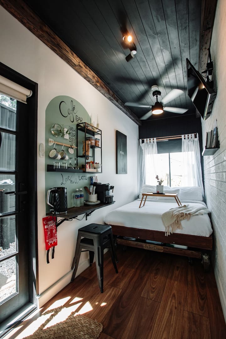 The Tiny Room By The Lake - 벨몬트