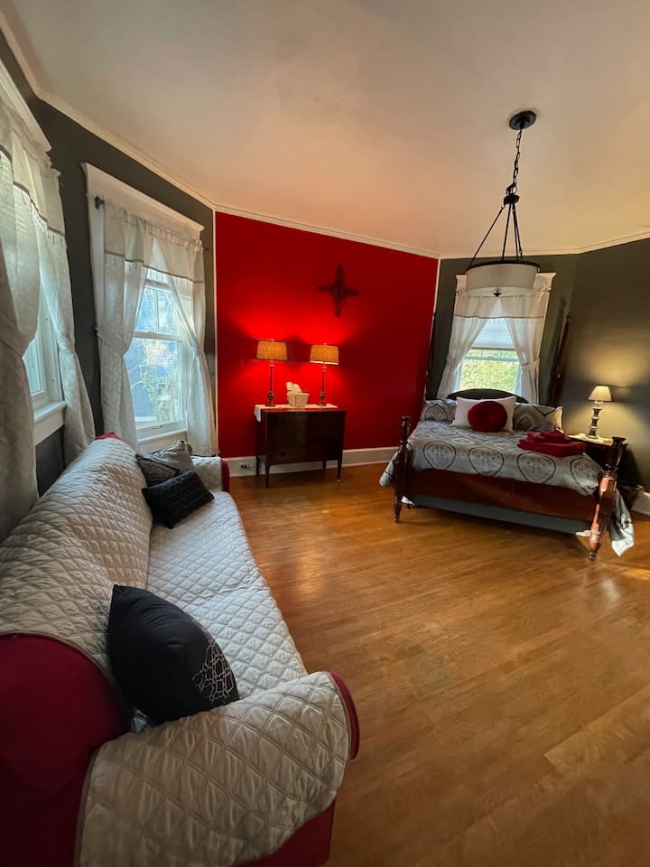 Byerly-foreman House: The Red Room - Elizabeth City, NC