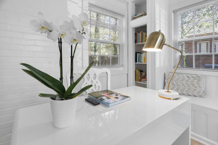 Forest Hills Manor | King Bed| Cozy Workspace - Augusta, GA