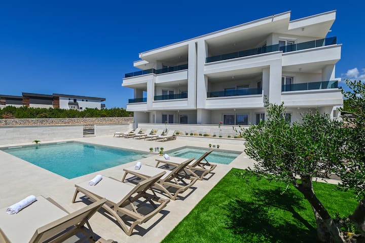 Apartments For 16 With Pool - Novalja