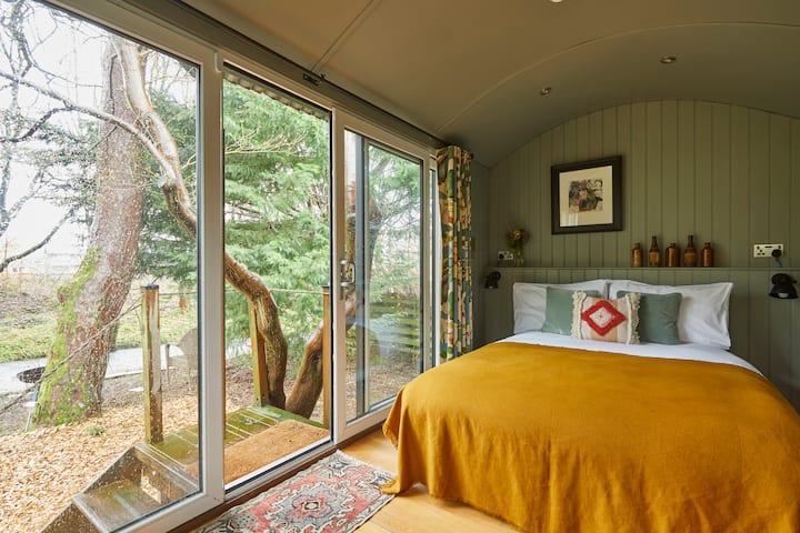Quirky Riverside Shepherd's Hut - Grasmere