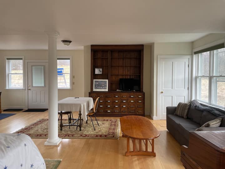 "The Little Red House" Guesthouse - Middlebury, VT
