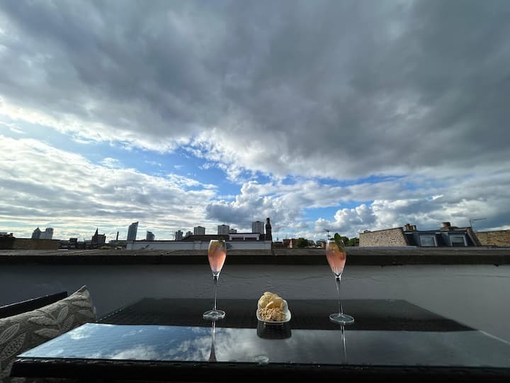 Battersea Park 7 Min Walk • Balcony • Cafés Below - London